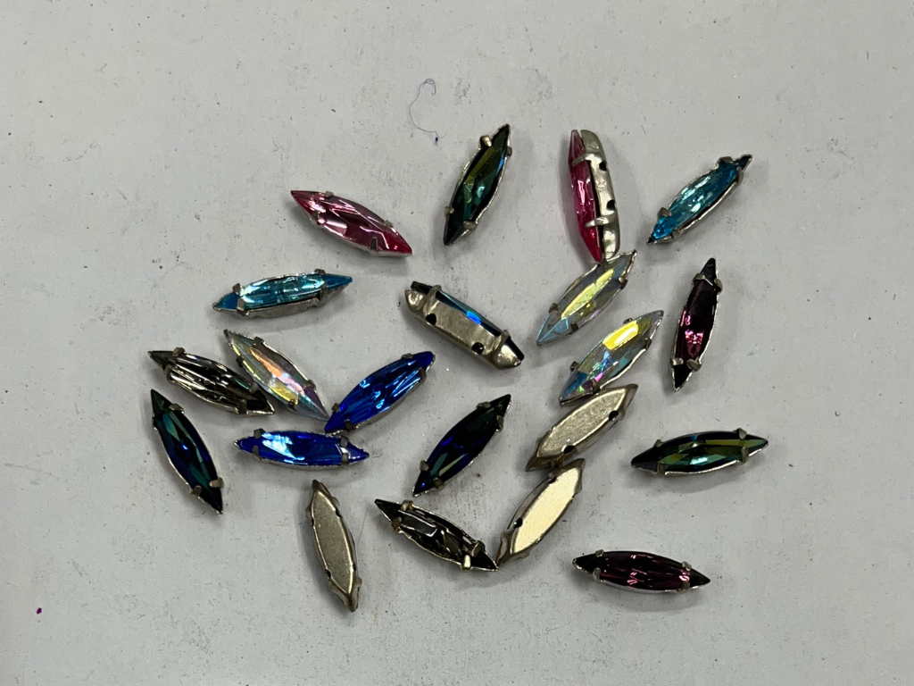 Multicolour Eye Glass Stones With Catcher