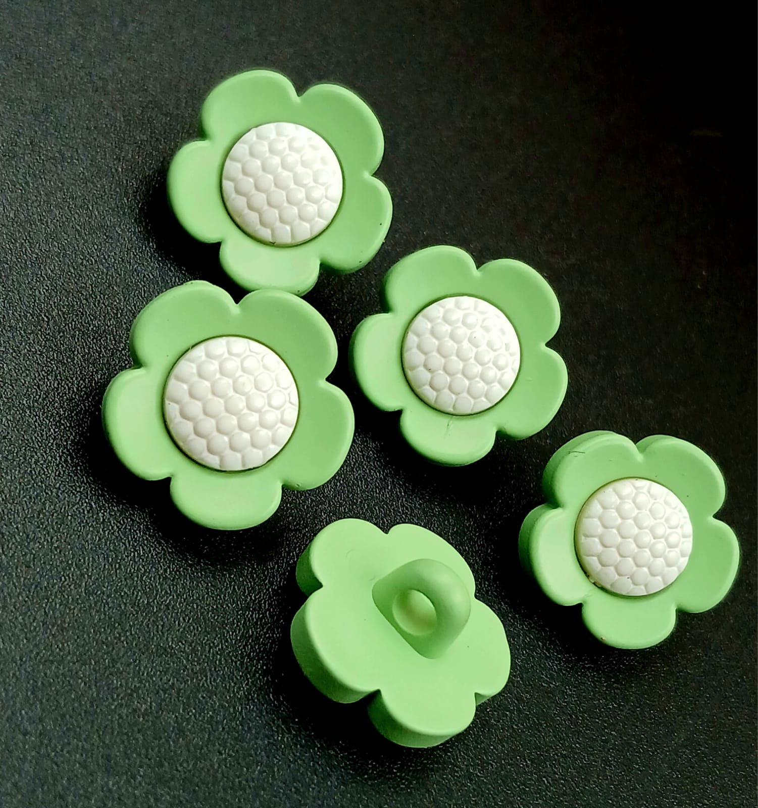 White and Green Flower Shape Matte Finish 24L plastic Downhole buttons